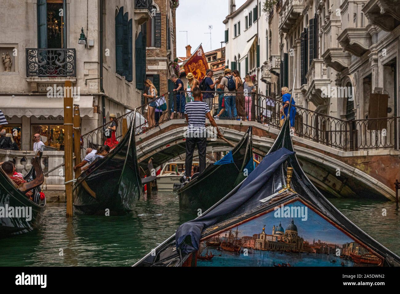 Venice bridge crowds hi-res stock photography and images - Alamy