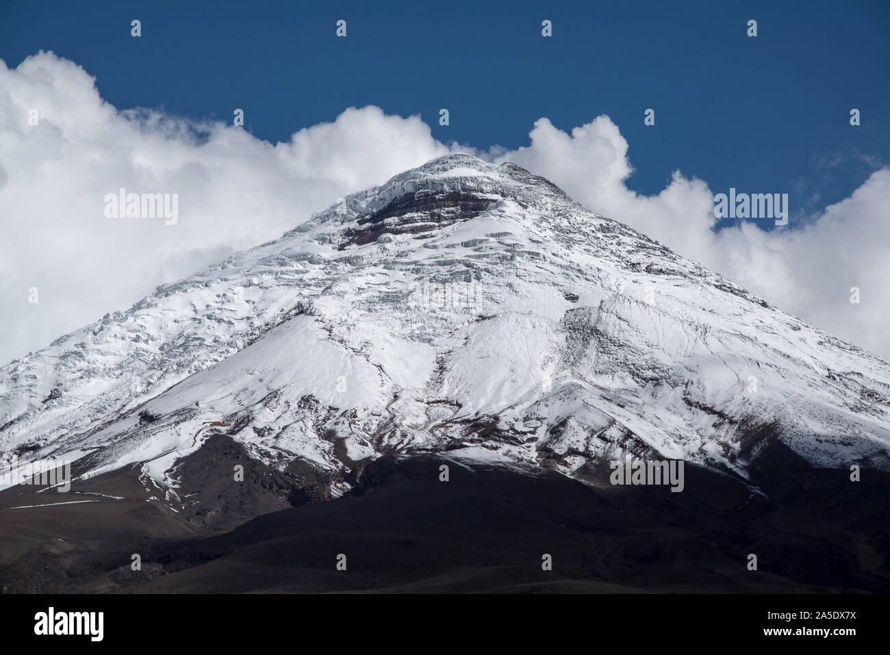 ice-covered Cotopaxi volcano in Ecuador. Gletscher am Cotopaxi Vulkan ...