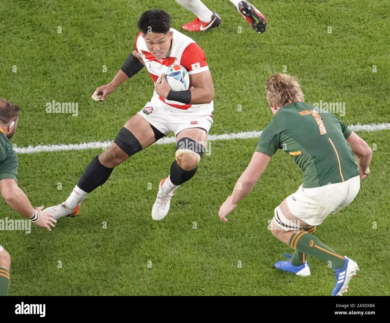 Tokyo, Japan. 20th Oct, 2019. Japan's Kazuki Himeno (L) looks to take ...
