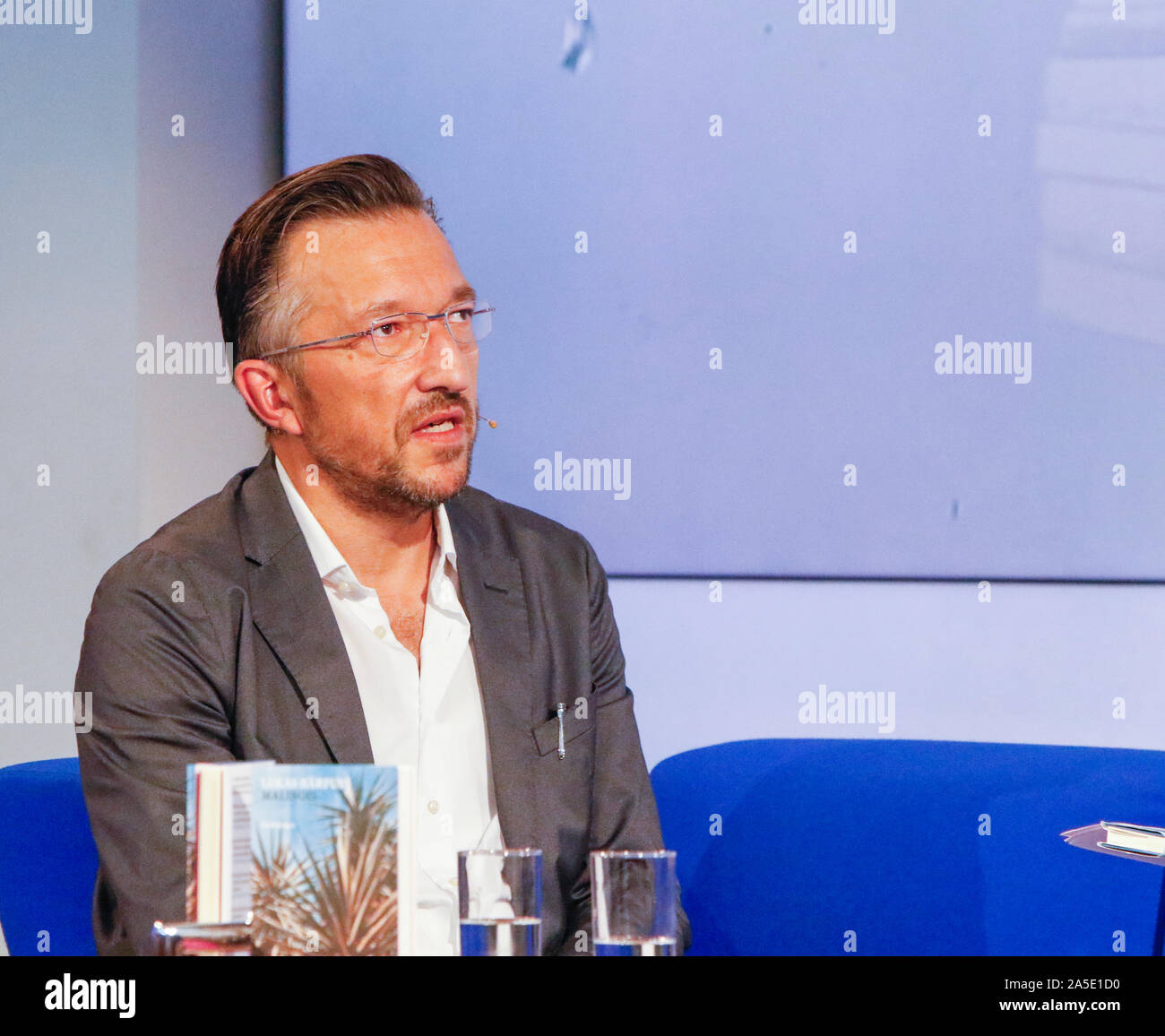 Lukas barfuss hi-res stock photography and images - Alamy