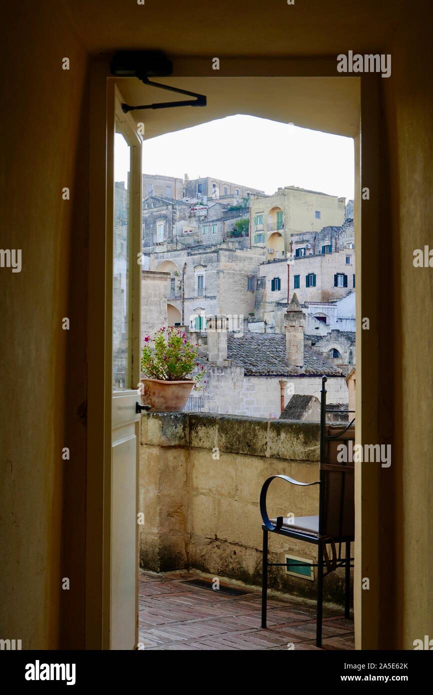 Looking through an open door hi-res stock photography and images - Alamy