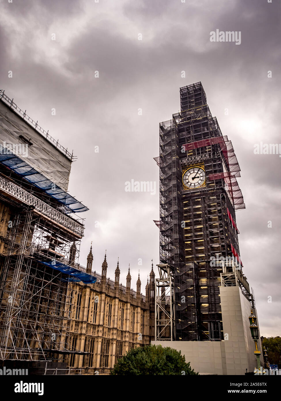 Elizabeth tower scaffolding hi-res stock photography and images - Alamy