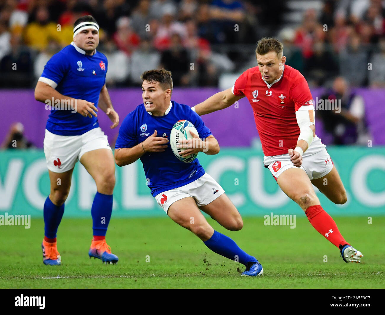 Antoine dupont tackle hi-res stock photography and images - Alamy