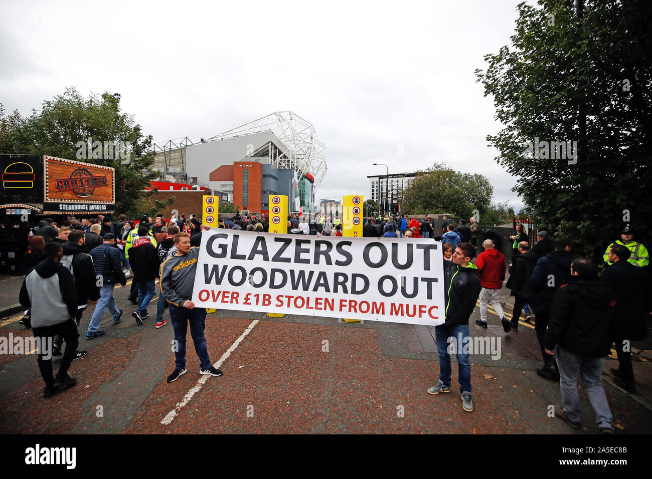 Old man with protest banner hi-res stock photography and images - Alamy
