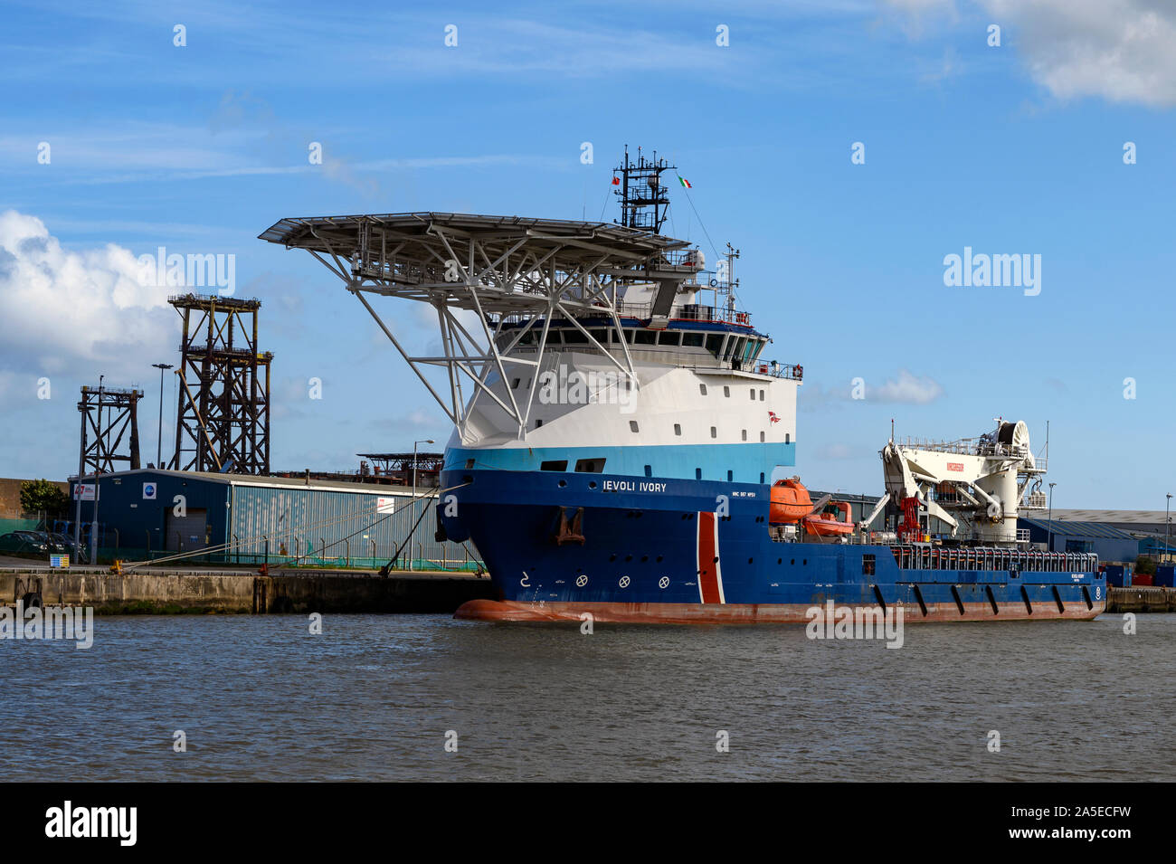 Ships with helipad hi-res stock photography and images - Alamy