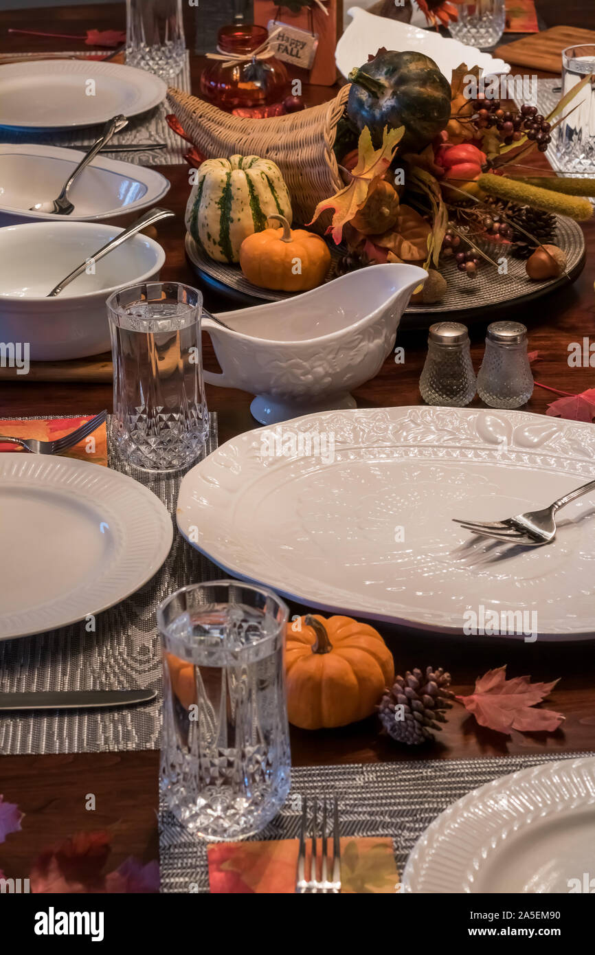 Thanksgiving dinner table hi-res stock photography and images - Alamy