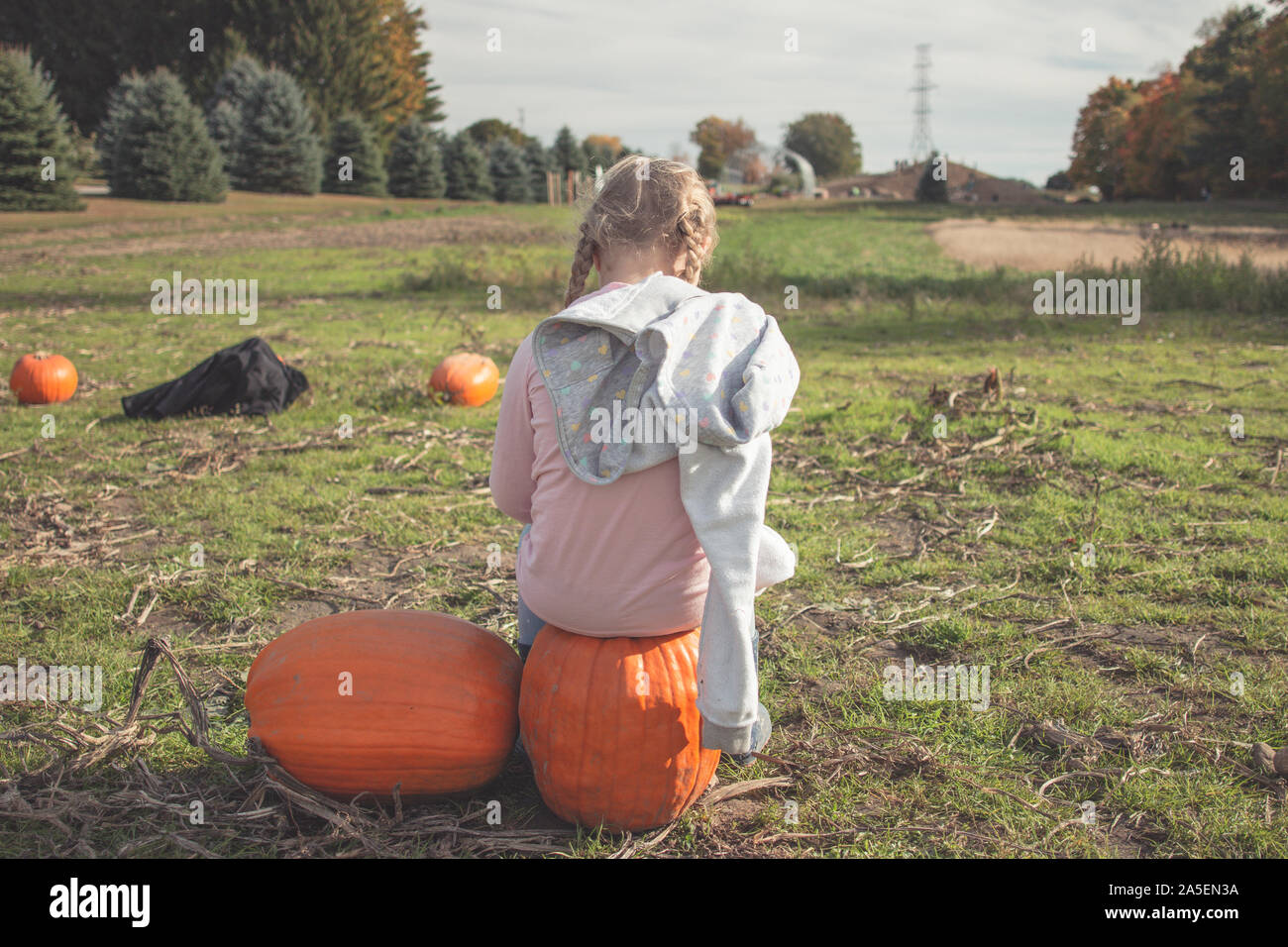 Fall themed photo of a little girl in a pumpkin patch Stock Photo - Alamy