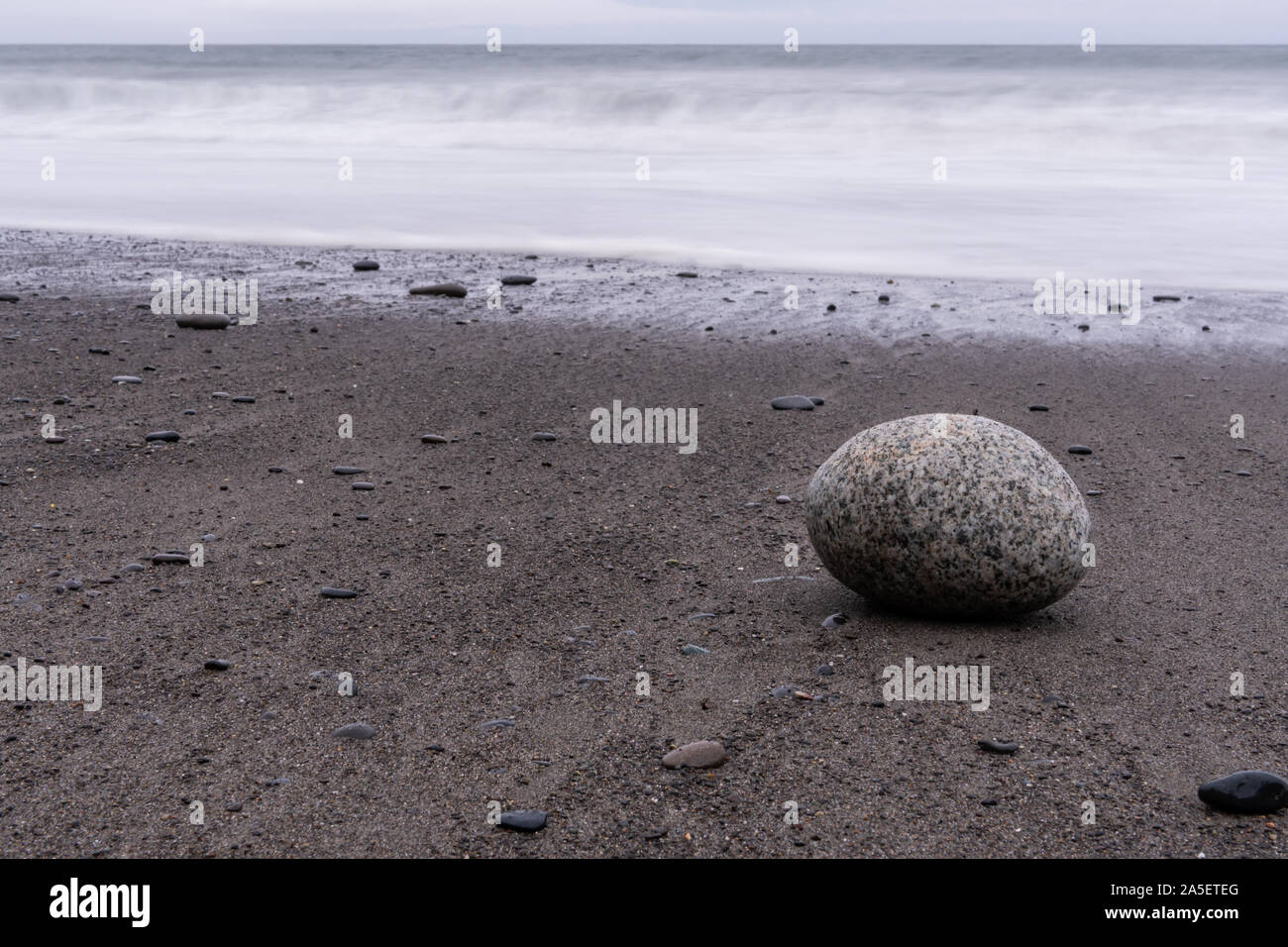 Smooth Boulder on Edge of Pacific Ocean Stock Photo - Alamy