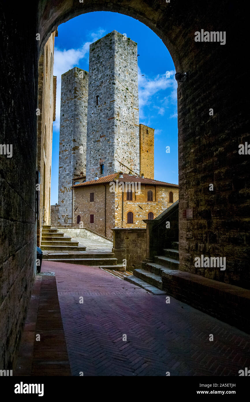 Torri medievali italia hi-res stock photography and images - Alamy