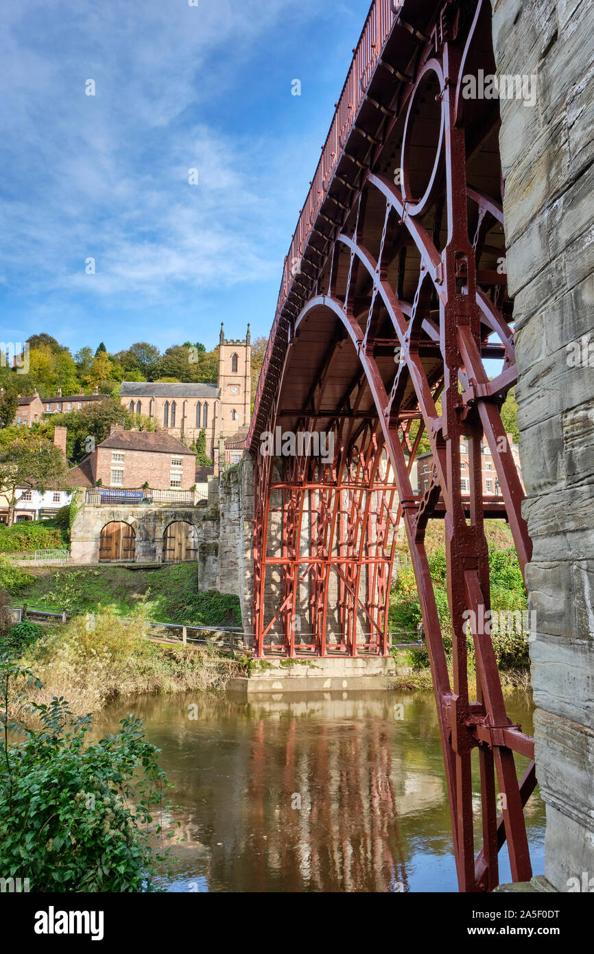 The Iron Bridge spanning the River Servern, Ironbridge, Telford ...