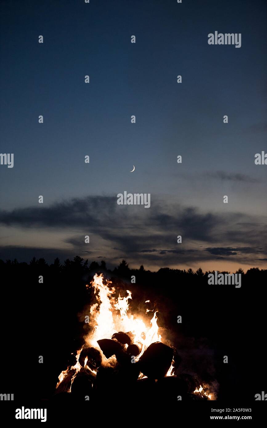 Stars and moon forest camp fire hi-res stock photography and images - Alamy