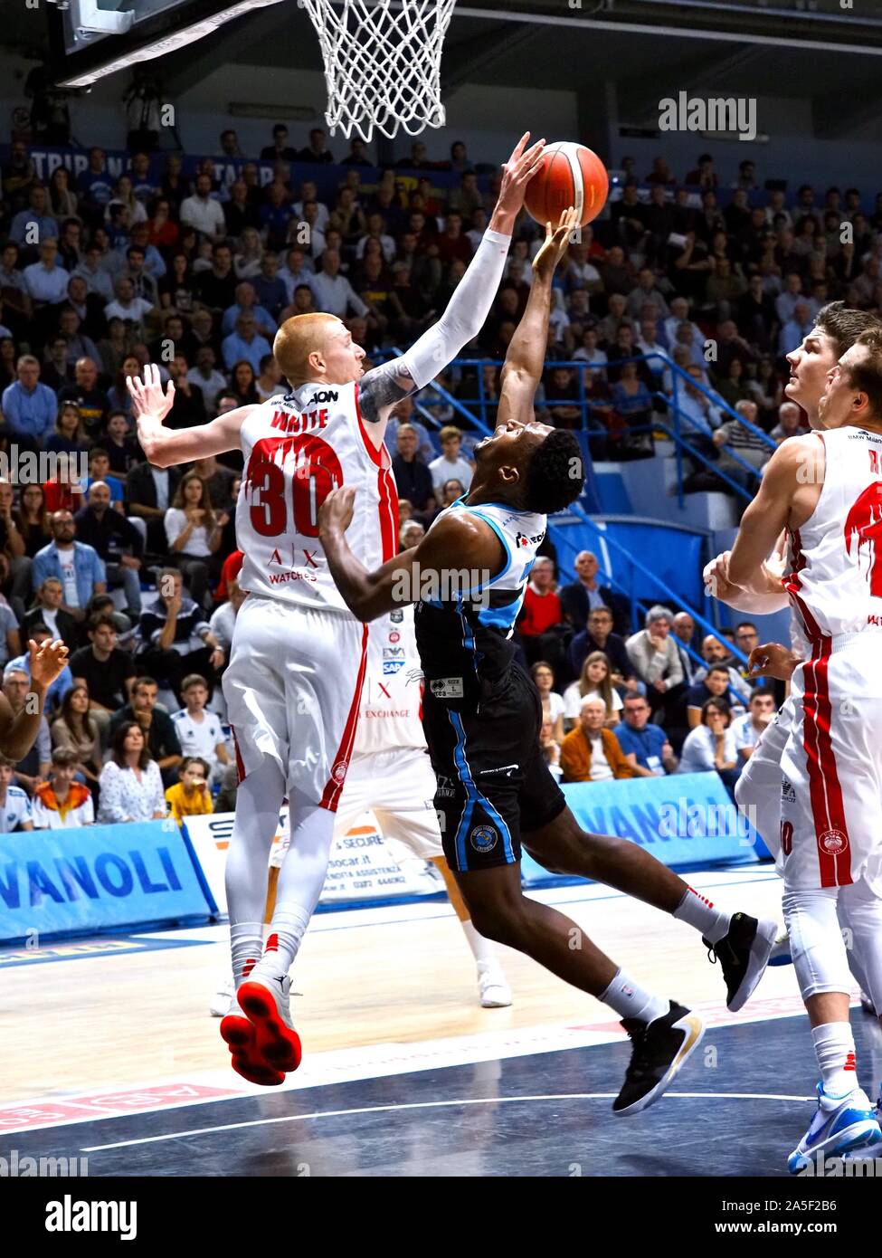 Cremona, Italy. 20th Oct, 2019. Aldridge of Cremonace Aaron White dell ...