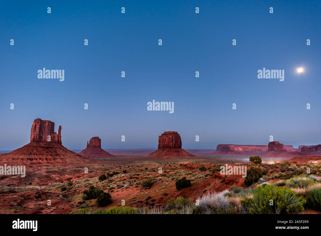 Famous mesa butte formations with red rock color in Monument Valley ...
