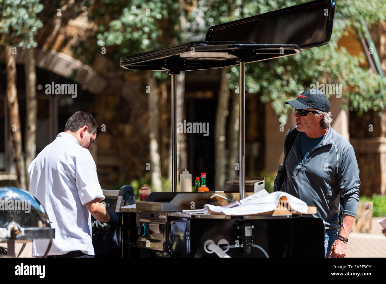 Buying lunch hi-res stock photography and images - Alamy