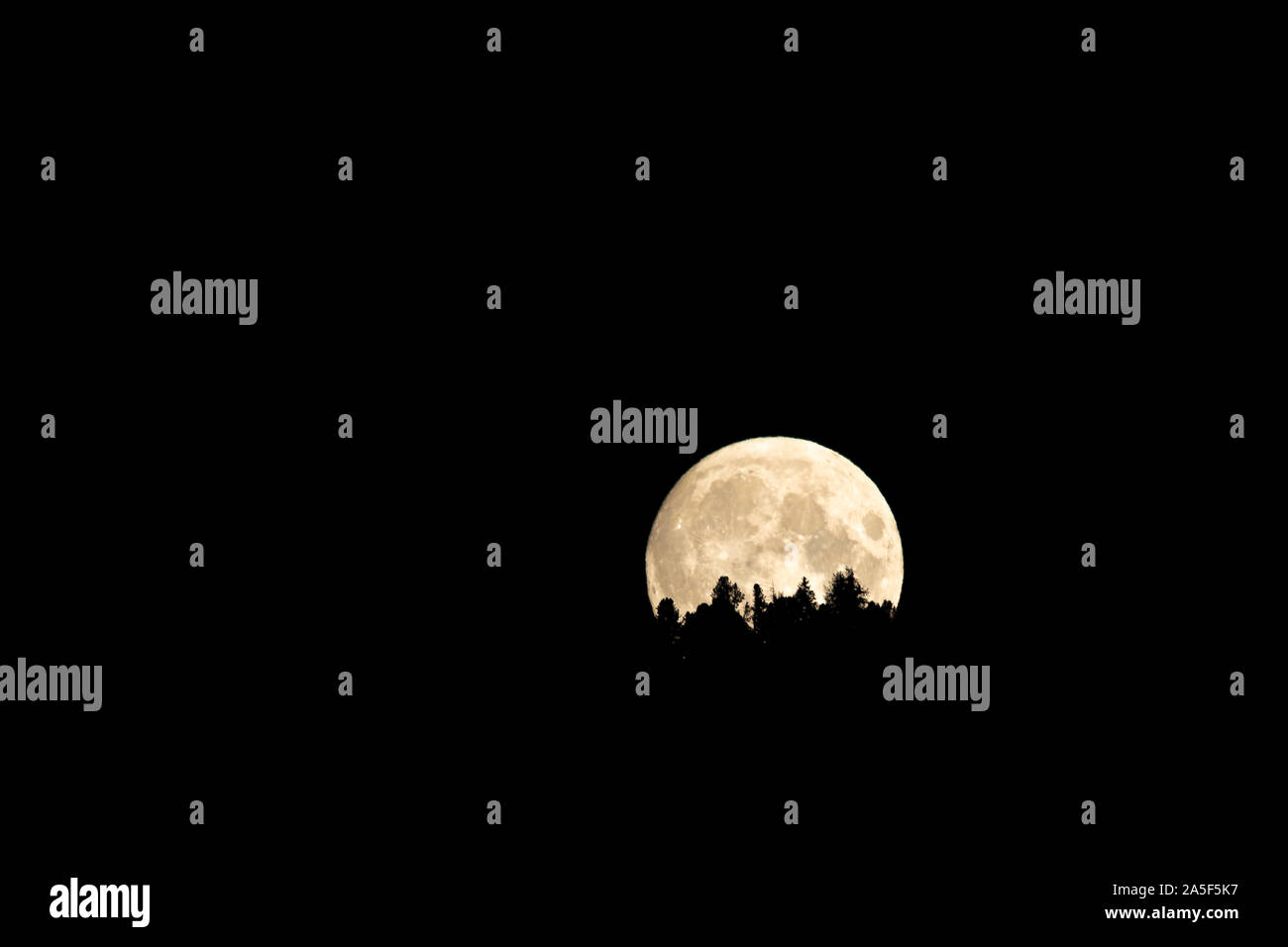 Moon rising behind the hill hi-res stock photography and images - Alamy