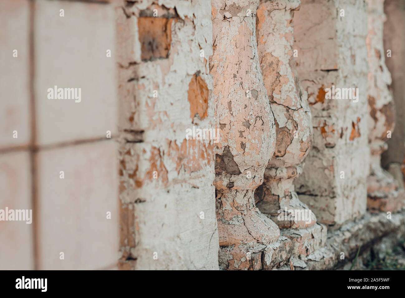 Cracked concrete column hi-res stock photography and images - Alamy