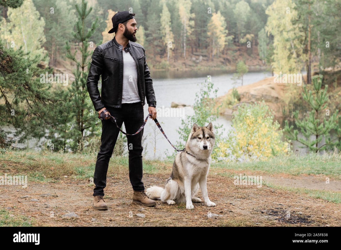 Women walking men on leash hi-res stock photography and images - Alamy