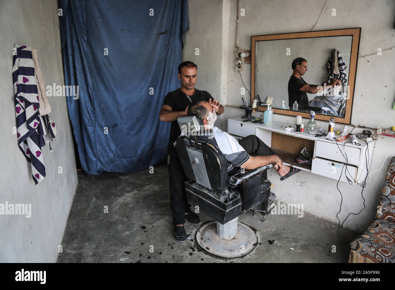 Kurdish barber hi-res stock photography and images - Alamy