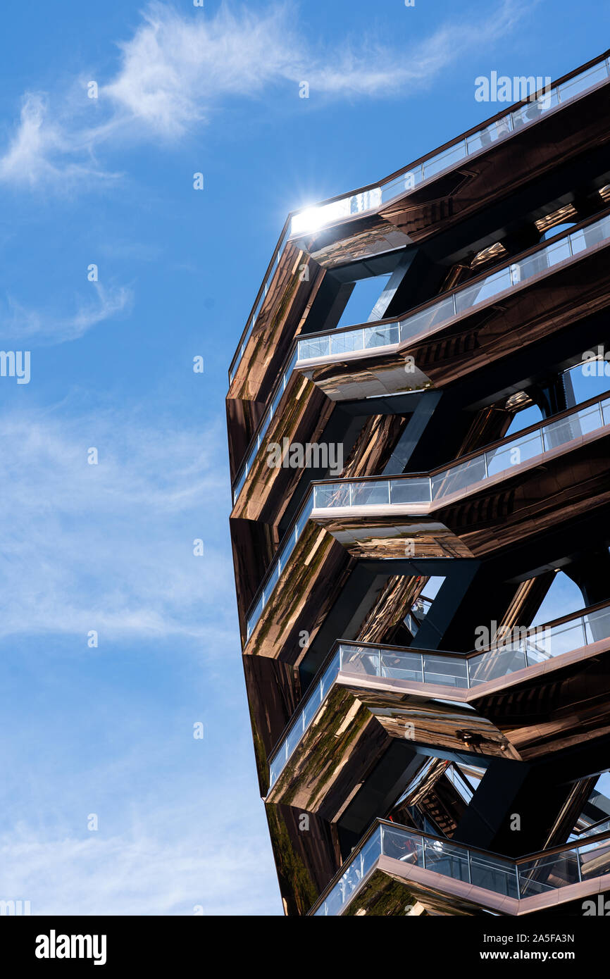 Vessel building hi-res stock photography and images - Alamy