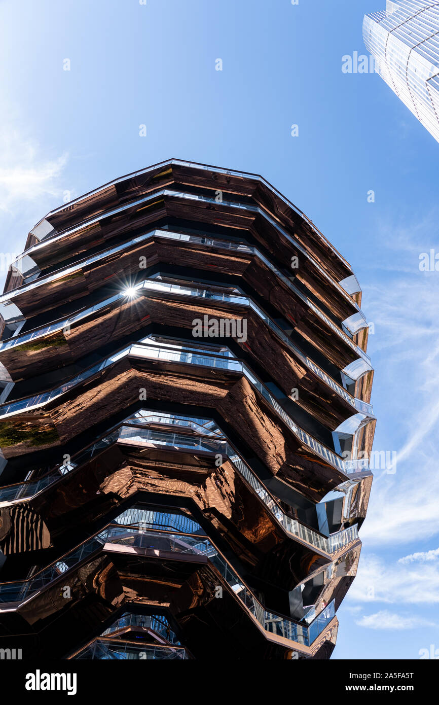 Vessel building hi-res stock photography and images - Alamy