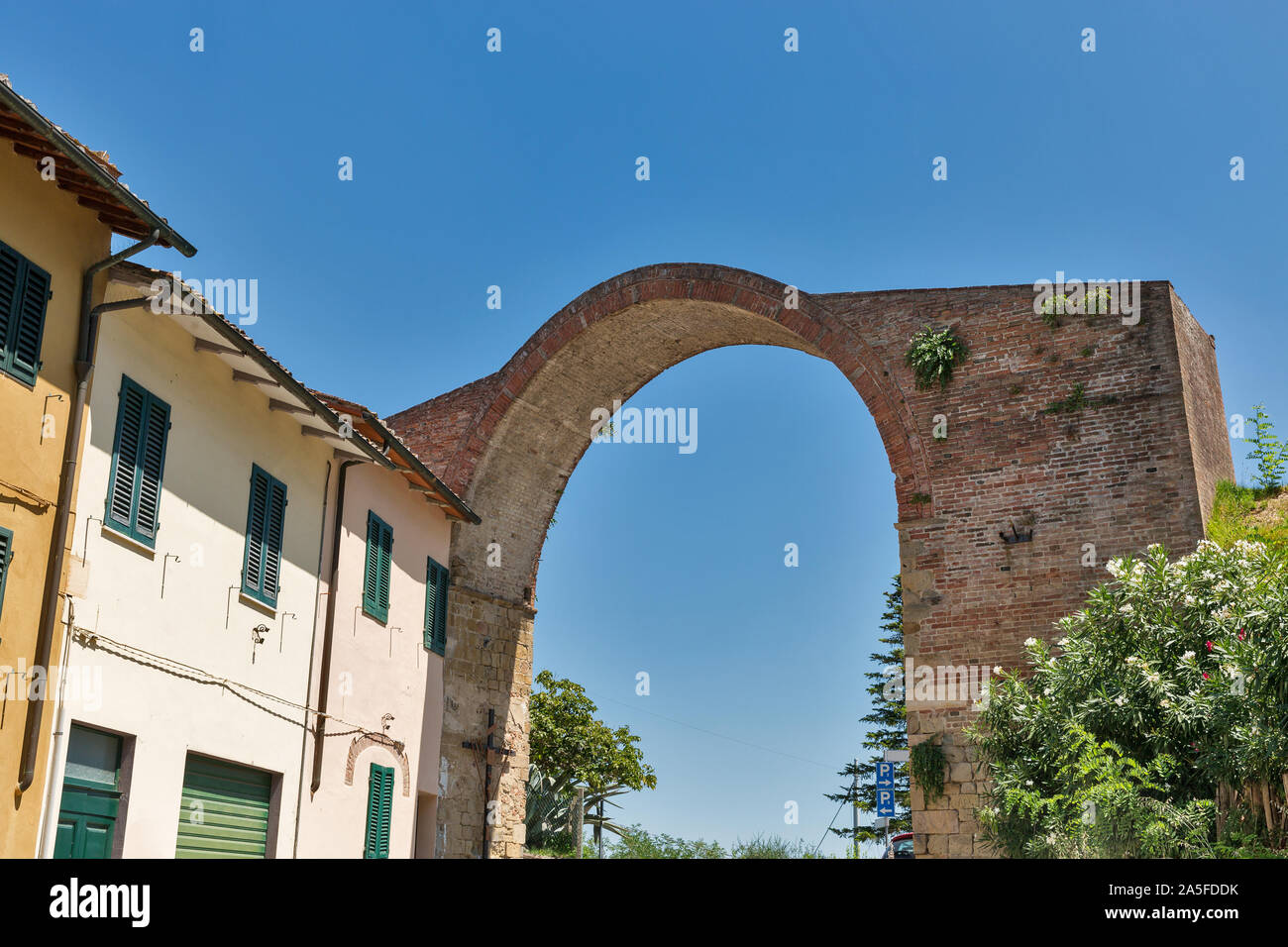 Medieval arch hi-res stock photography and images - Alamy