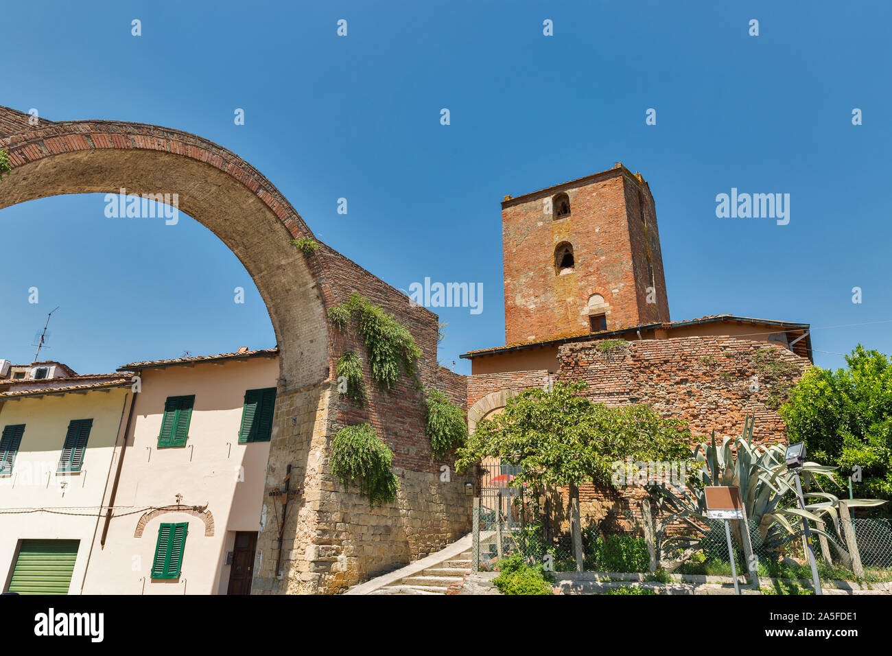 Medieval arch hi-res stock photography and images - Alamy