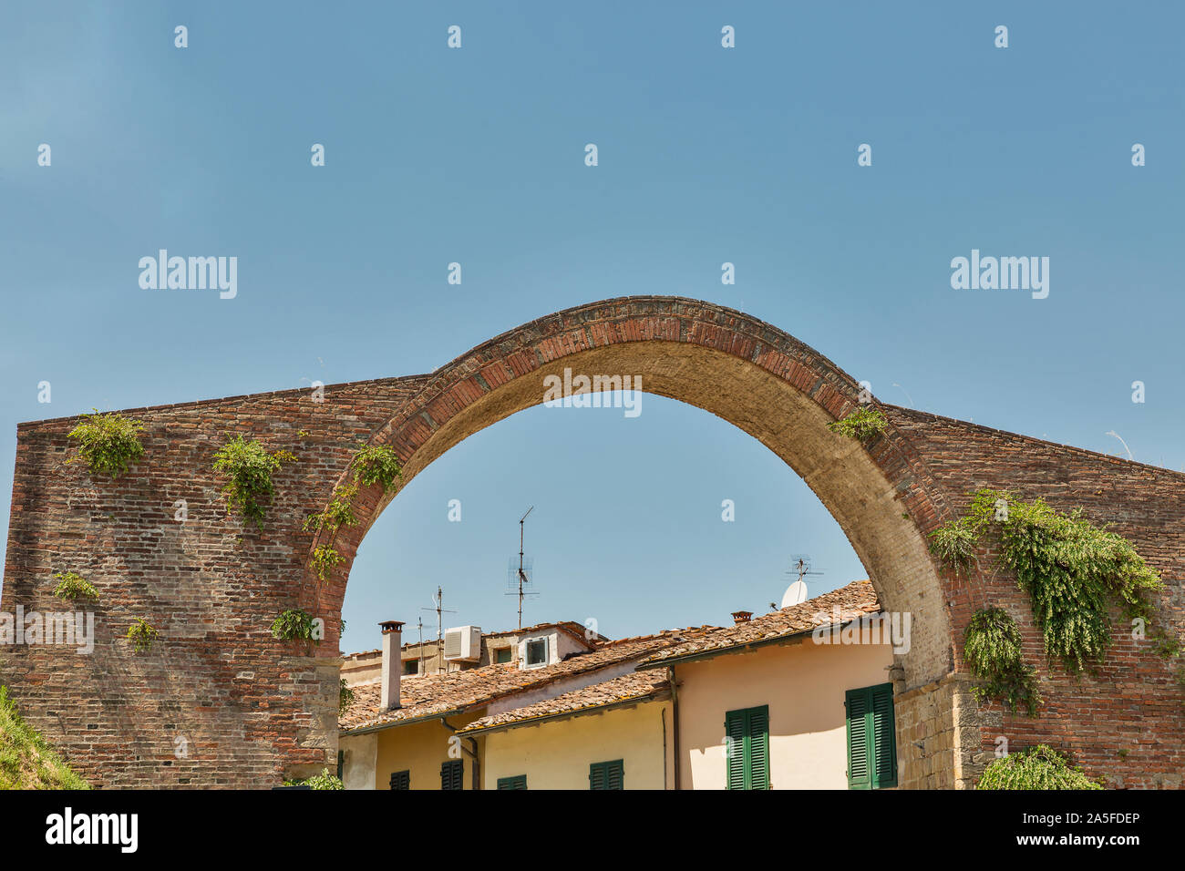 Medieval arch hi-res stock photography and images - Alamy