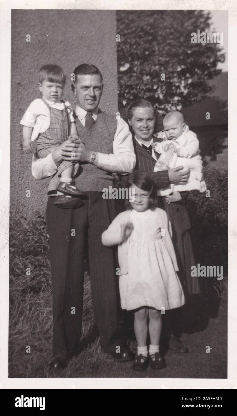 Old family photo 1950s hi-res stock photography and images - Alamy