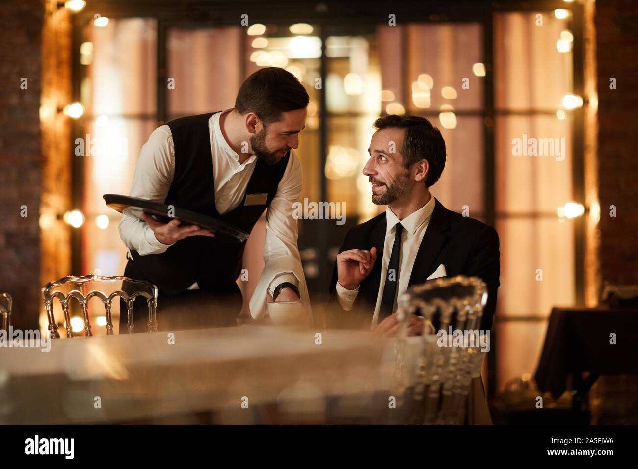 Waiter discussion hi-res stock photography and images - Alamy