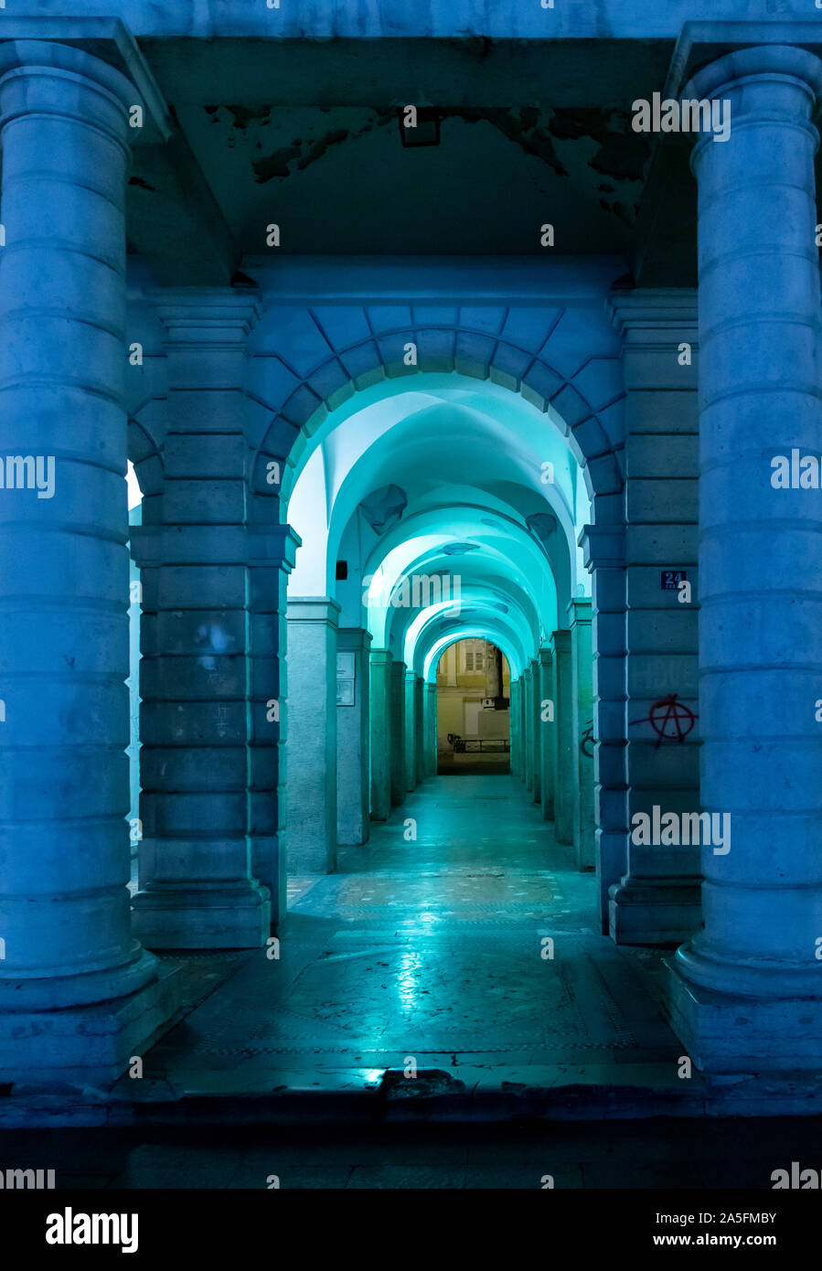 Arched passage hi-res stock photography and images - Alamy