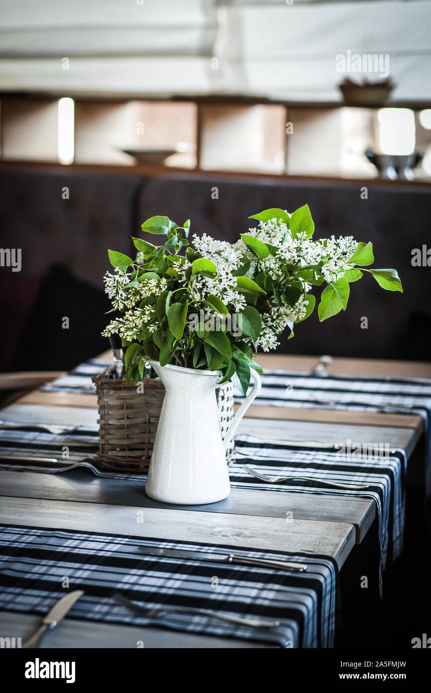 White lilac flowers hi-res stock photography and images - Alamy