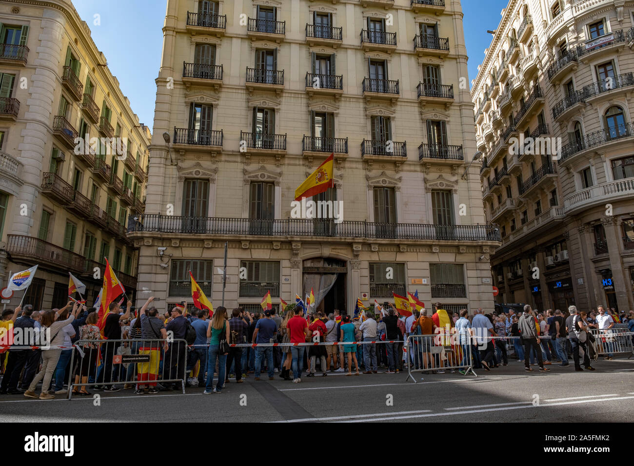 Hundreds people show support hi-res stock photography and images - Alamy