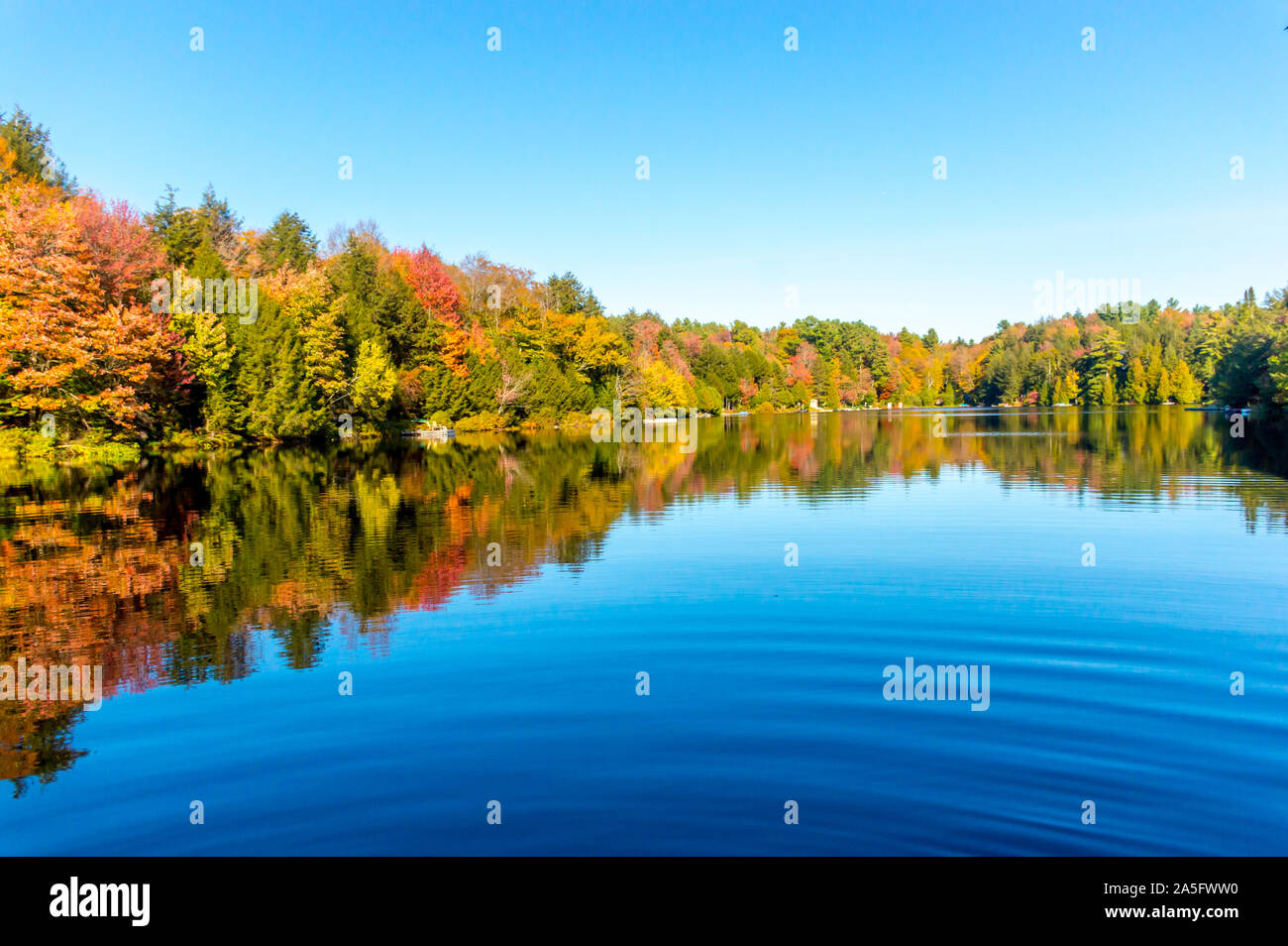 Bungalow canada quebec river hi-res stock photography and images - Alamy