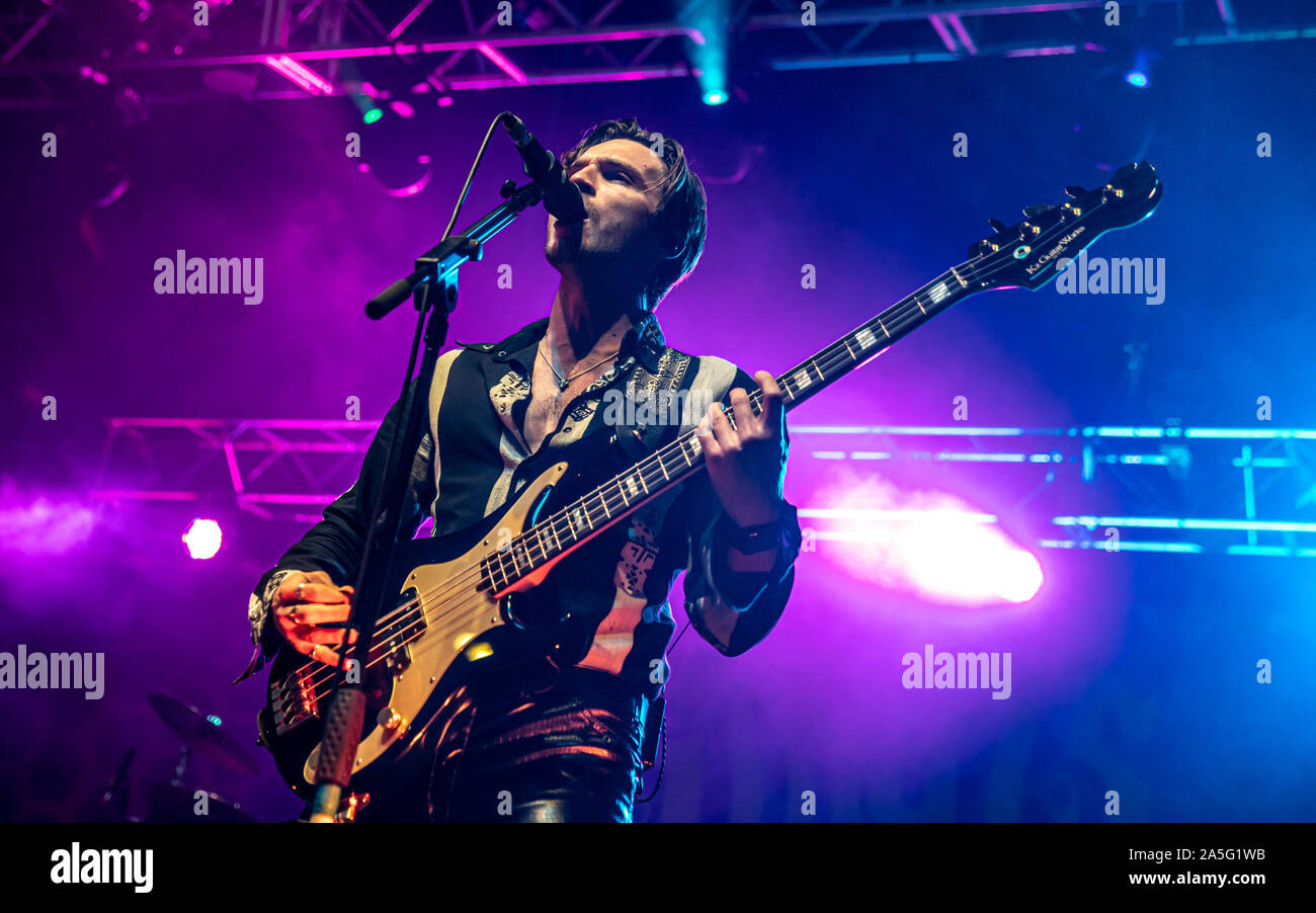 Singer luke spiller struts performs hi-res stock photography and images ...