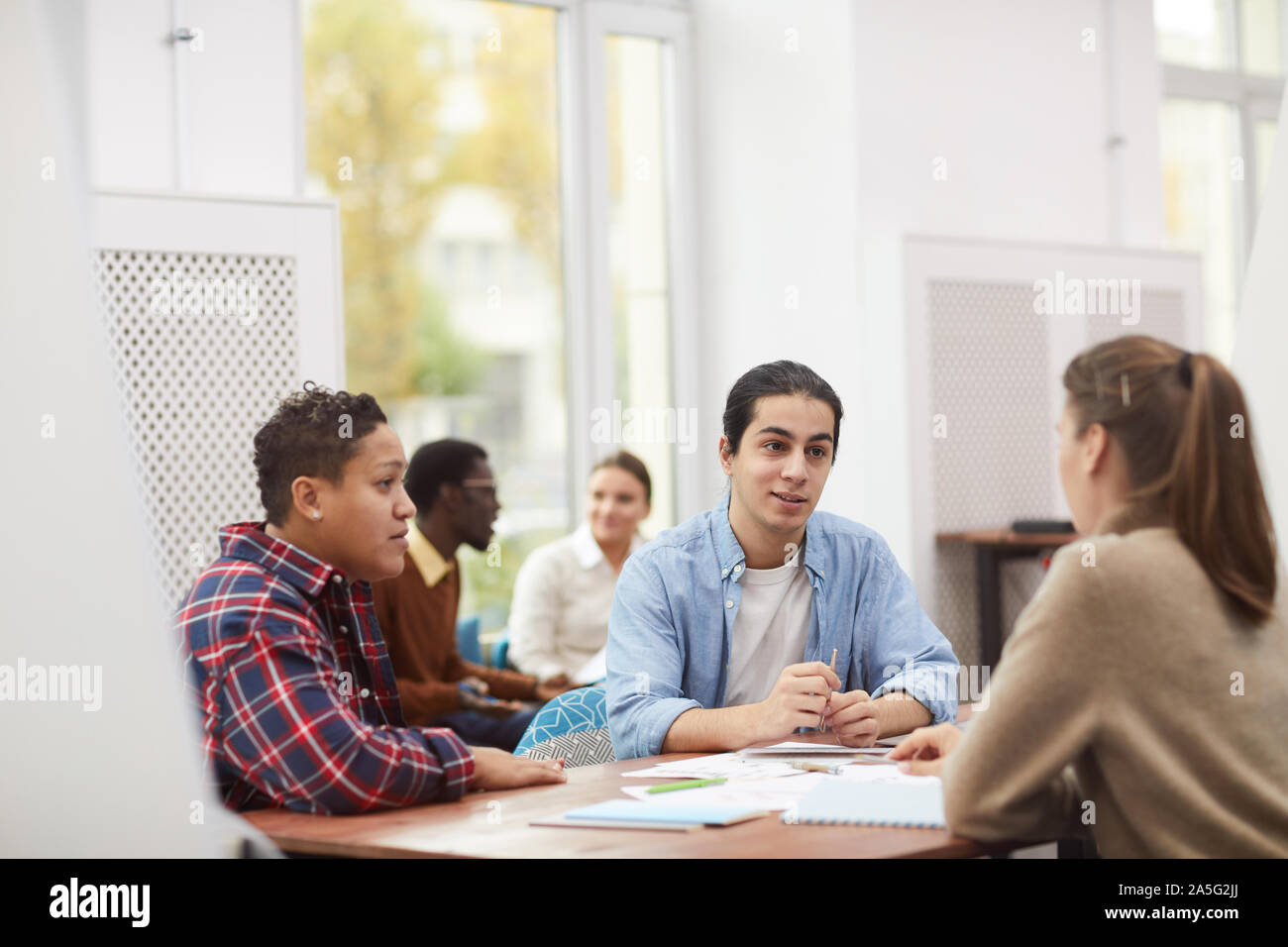 Teens working together hi-res stock photography and images - Alamy