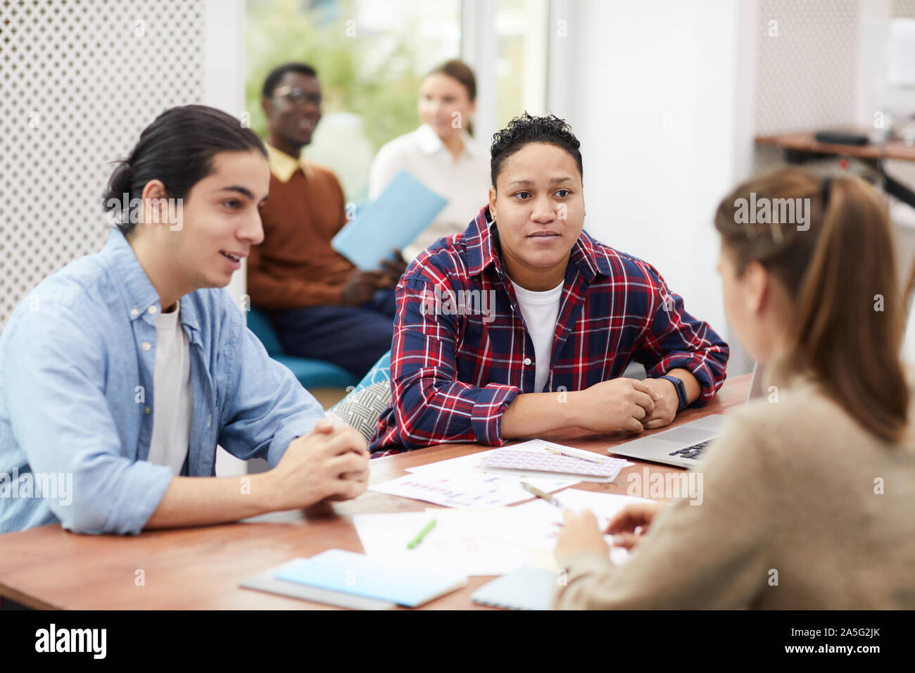 Teens working together hi-res stock photography and images - Alamy