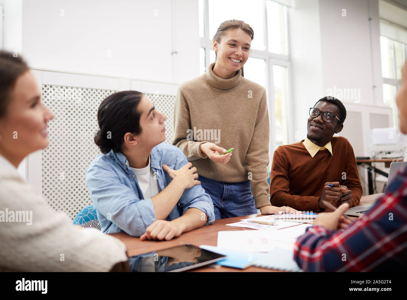 Group discussion hi-res stock photography and images - Alamy