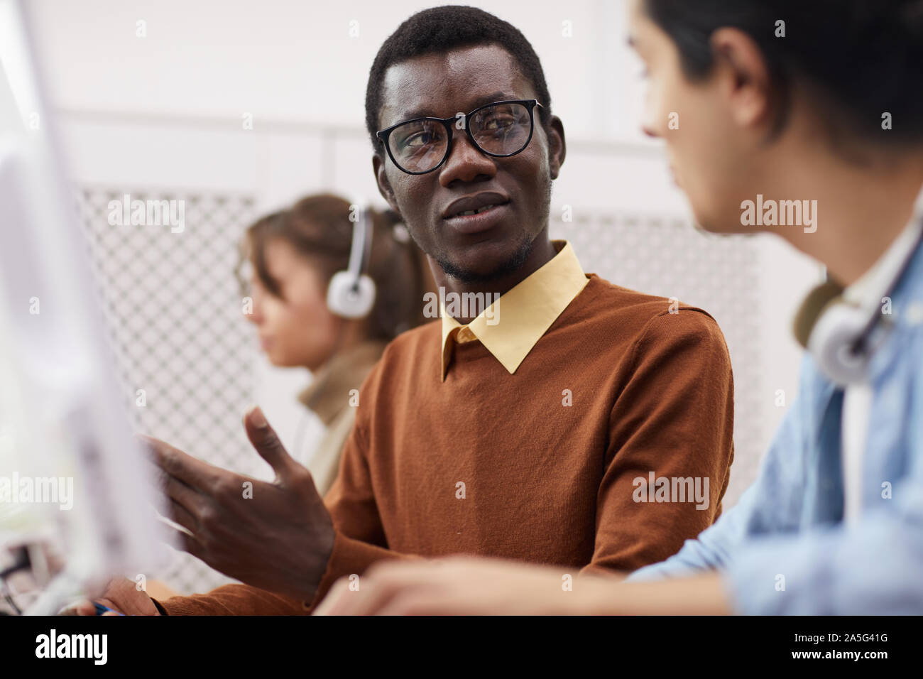 African american teens talking hi-res stock photography and images - Alamy