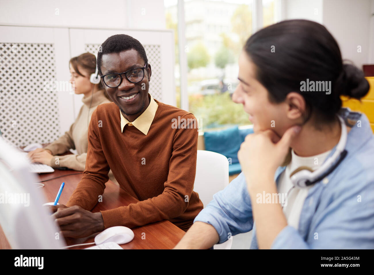 Teens using computers in library hi-res stock photography and images ...