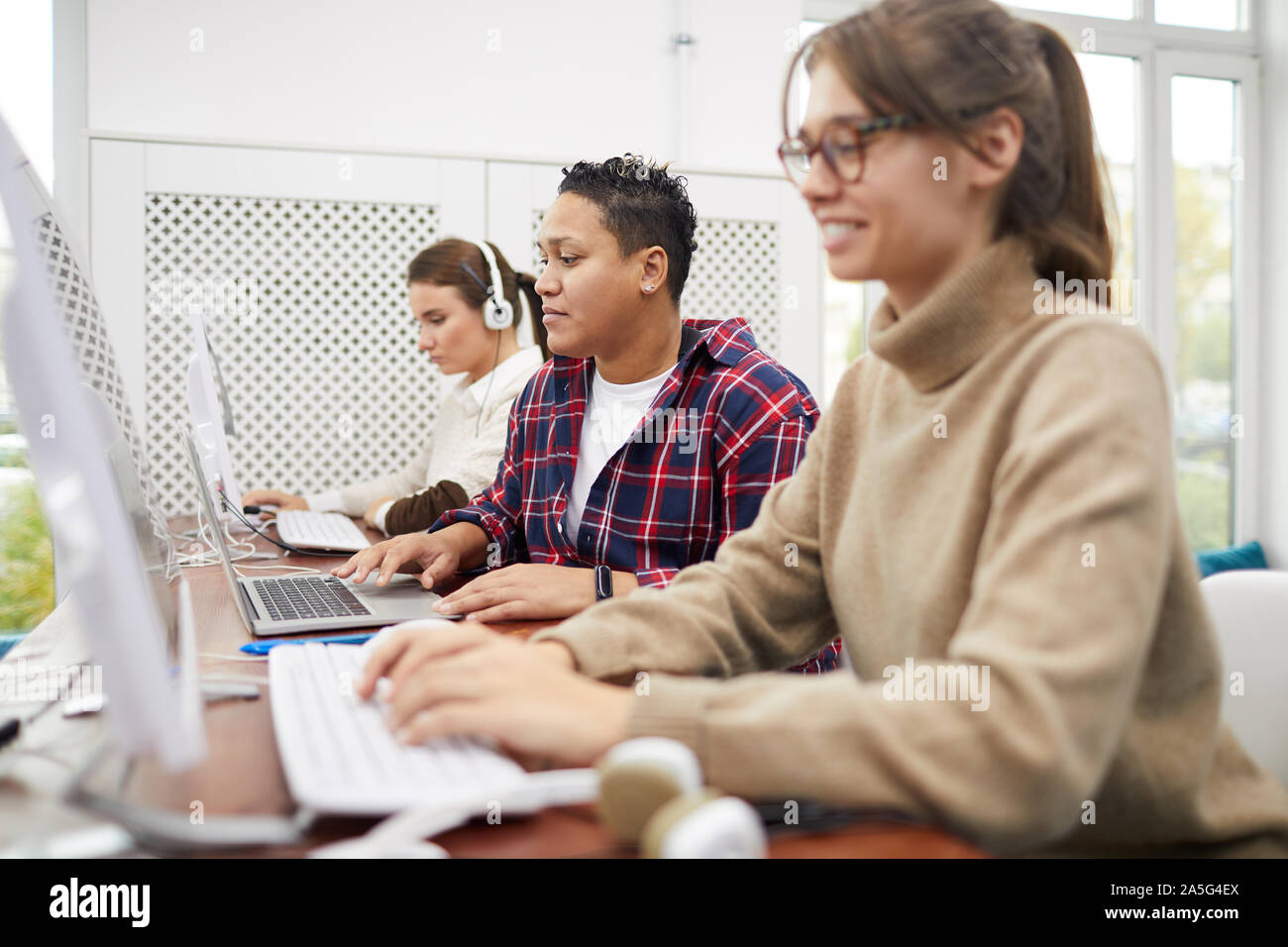 African students computers hi-res stock photography and images - Alamy