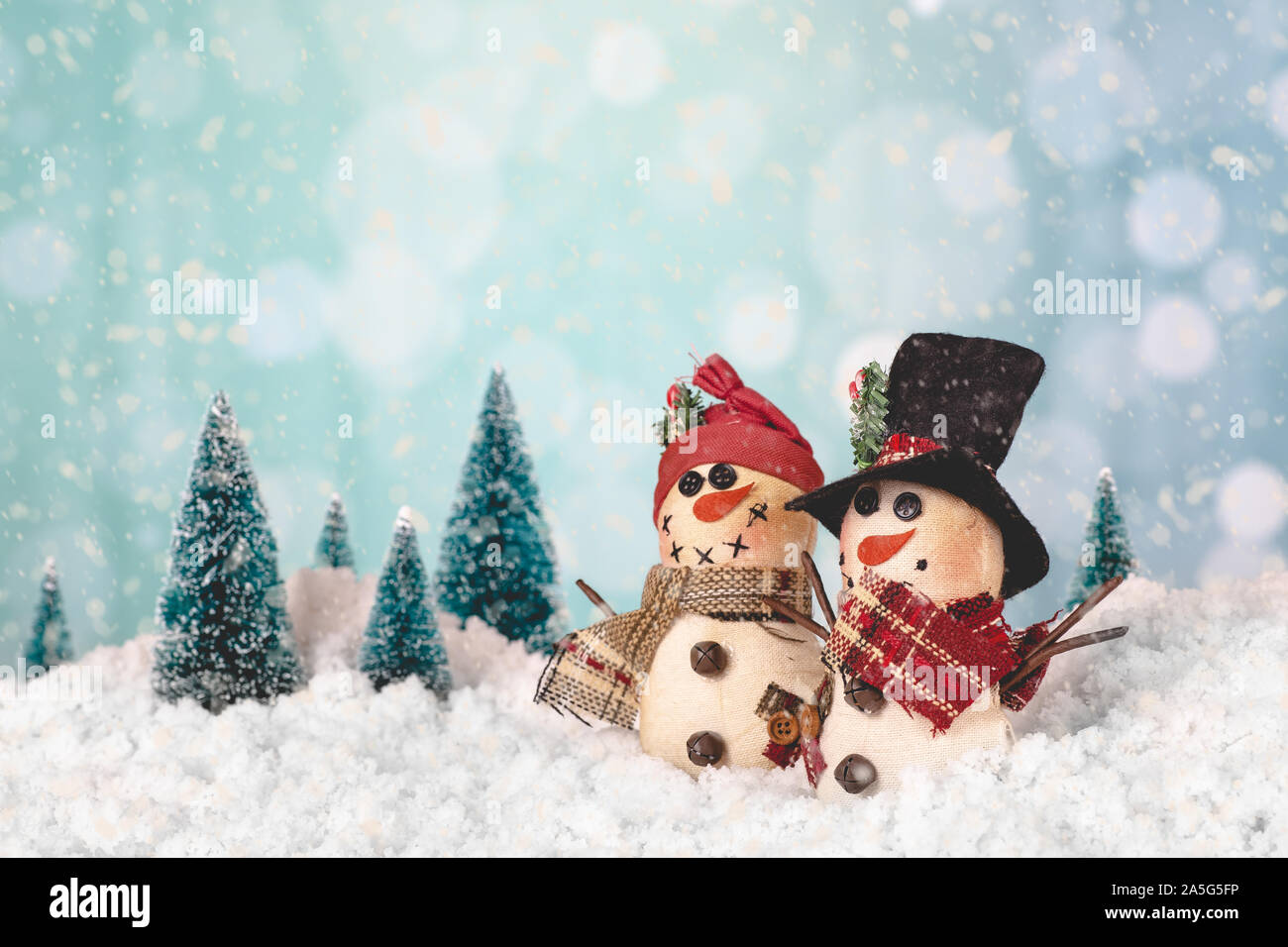 Two snowmen hi-res stock photography and images - Alamy