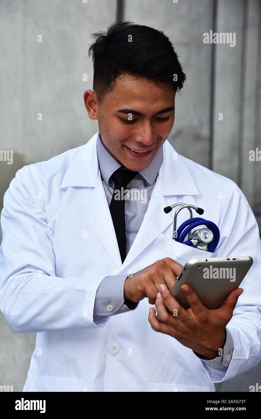 Doctor using tech hi-res stock photography and images - Alamy
