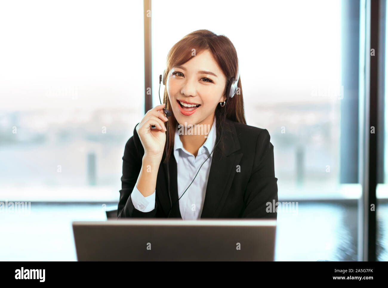 Face with headset hi-res stock photography and images - Alamy