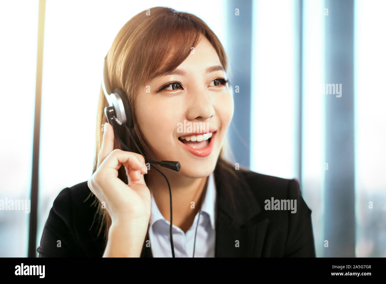 Woman wearing headset hi-res stock photography and images - Alamy