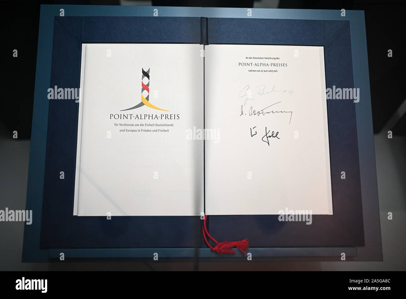 Military signatures hi-res stock photography and images - Alamy