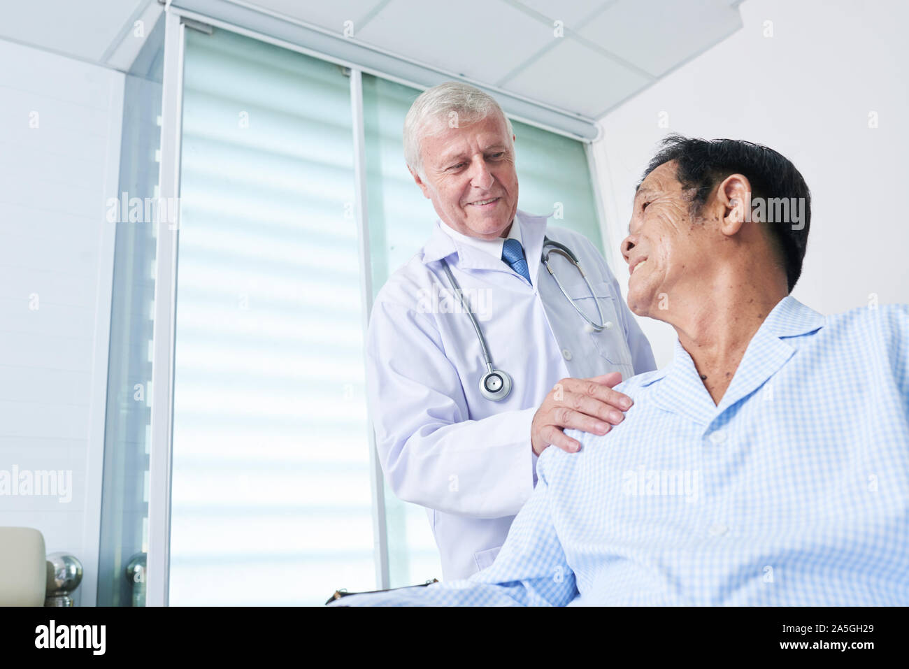 Patting shoulder hi-res stock photography and images - Alamy