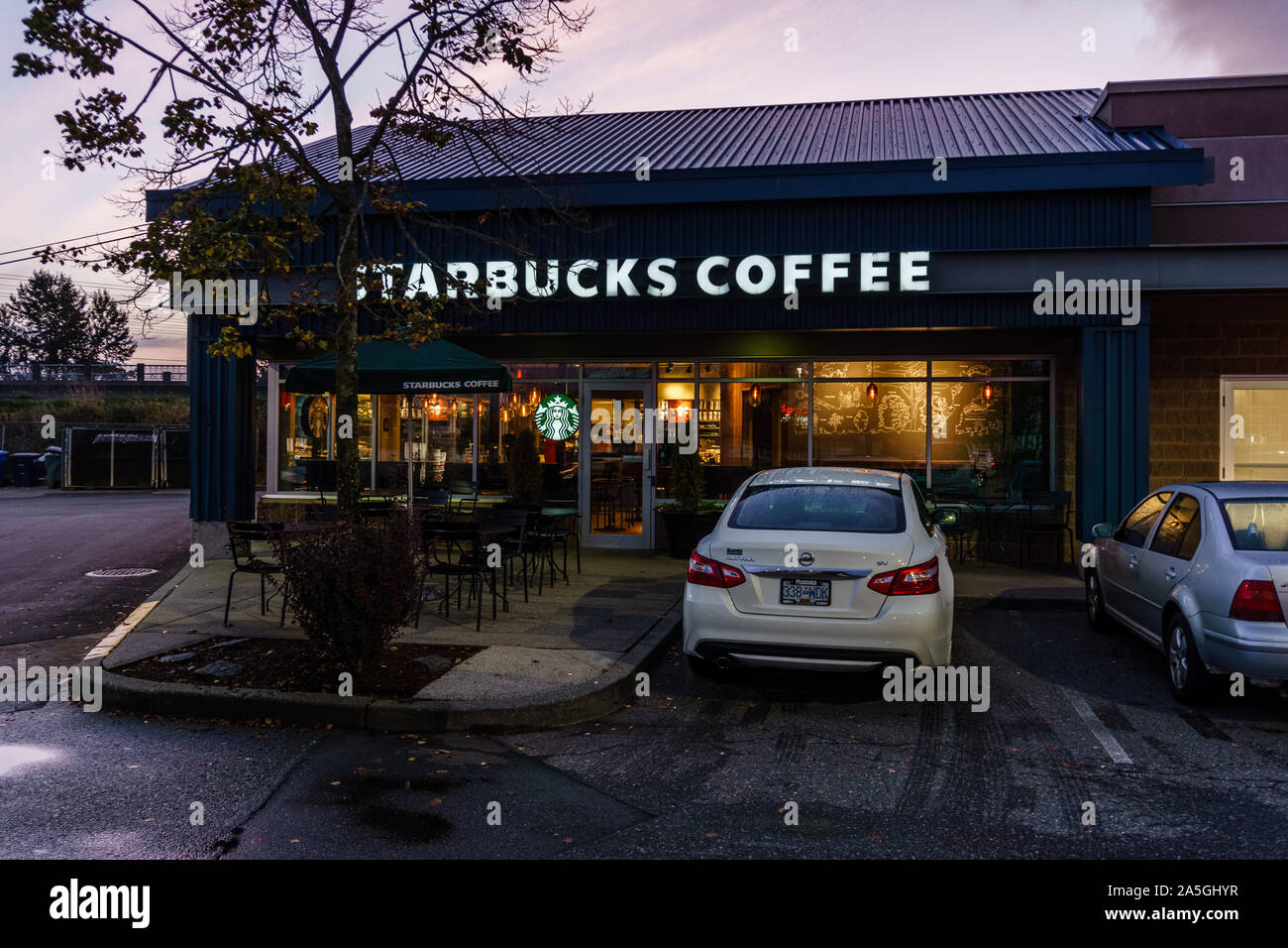 Building facade starbucks hi-res stock photography and images - Alamy