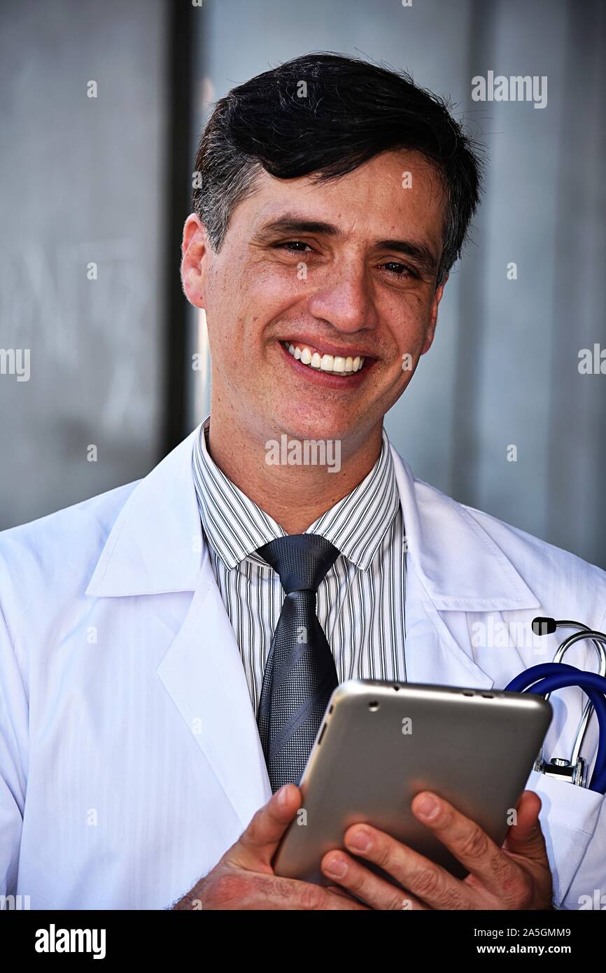 Male latin physician doctor hi-res stock photography and images - Alamy
