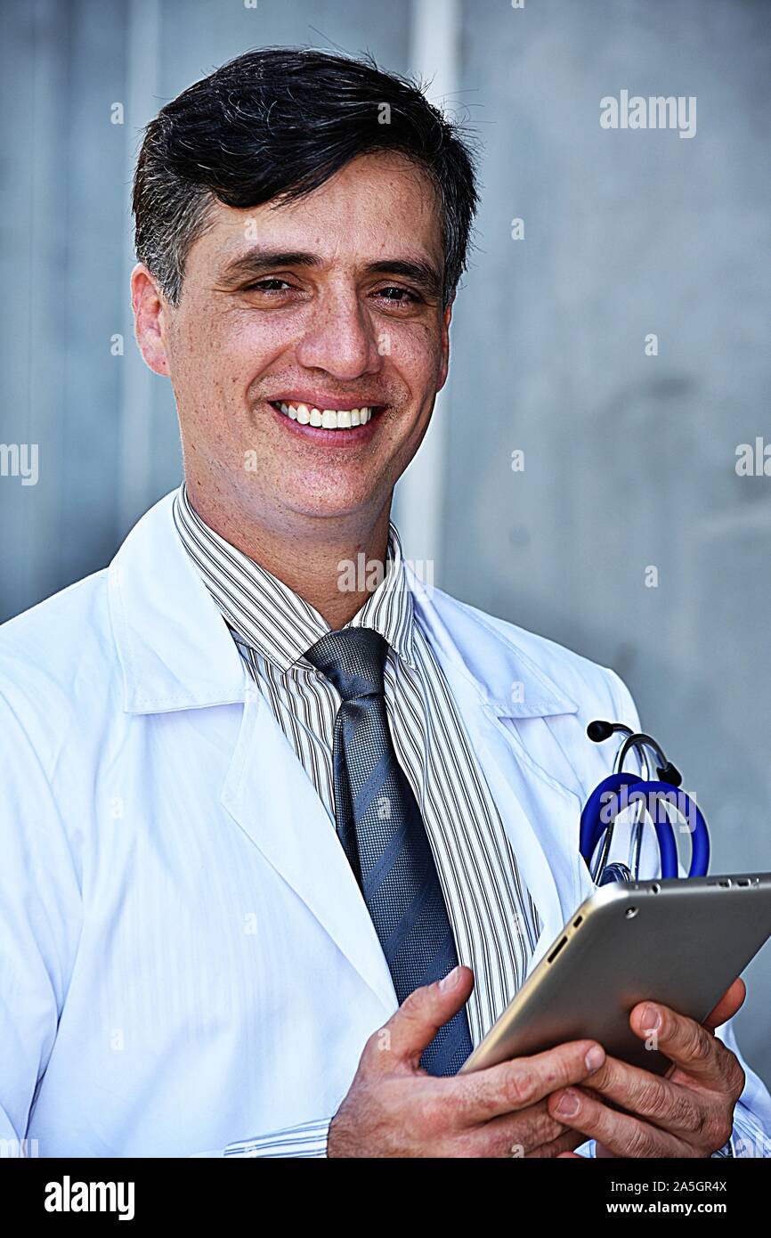 Latino doctor hi-res stock photography and images - Alamy
