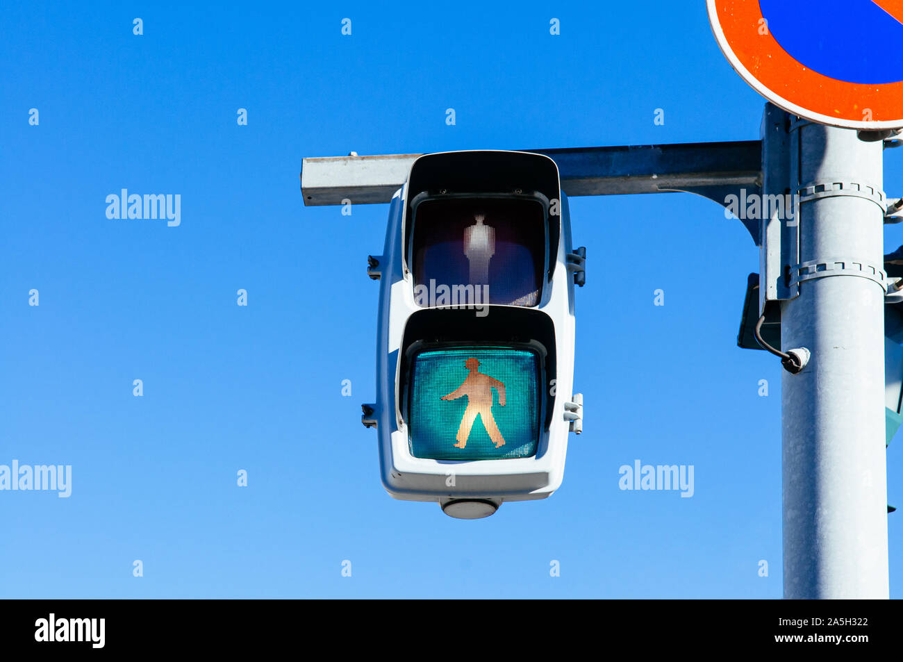 Crosswalk sign pole hi-res stock photography and images - Alamy
